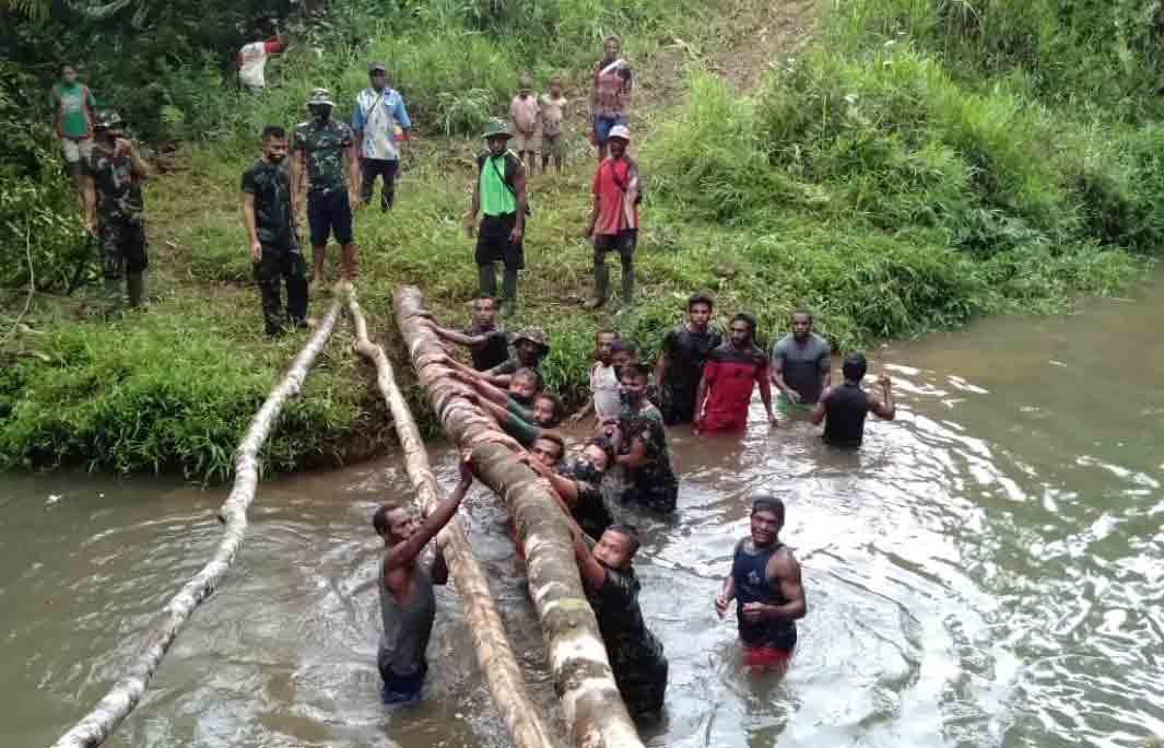 Satgas Pamtas Yonif Mekanis 516/CY buat Jembatan Penyeberangan Darurat ...